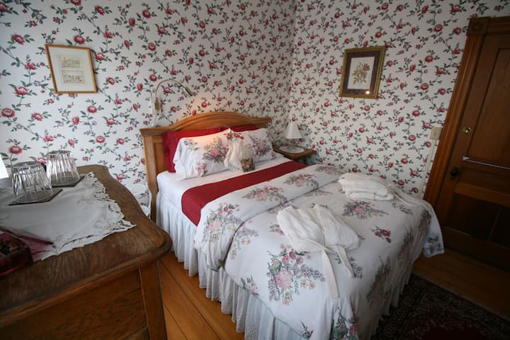 The Governor's Inn - Sarah's Room - Ludlow, VT