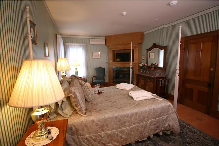 The Governor's Inn - Priscilla's Room - Ludlow, VT