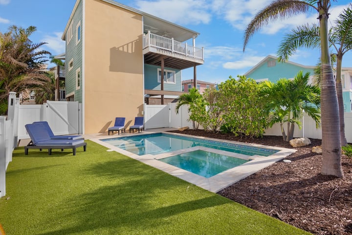 Steps To The Beach! Rooftop Views, Pool And Games - Bradenton Beach, FL