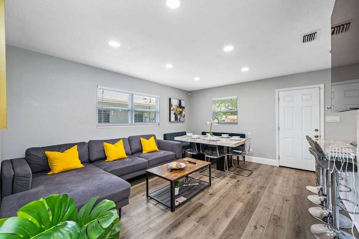 Contemporary & Fully Updated Heated Pool Home - Tampa