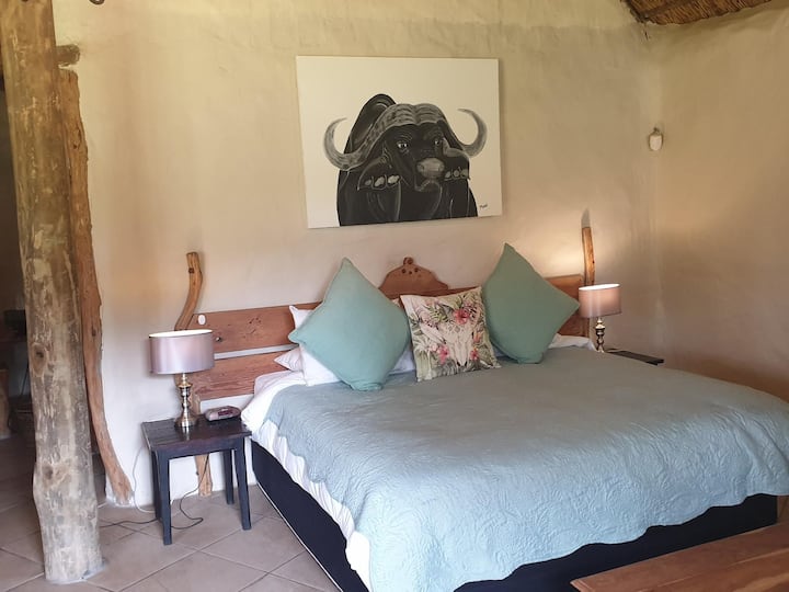 Chrislin African Lodge - Orchard Hut With King Bed - Addo