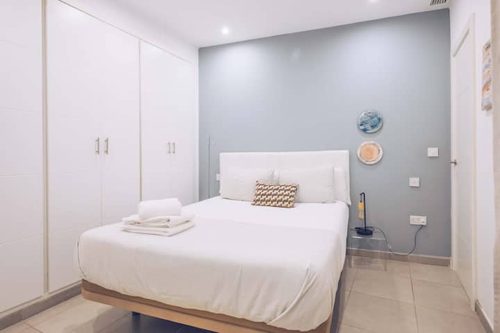 Cozy 1br W/ Rooftop Terrace In The City Centre - Gibraltar