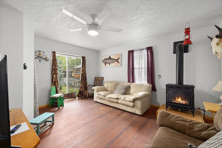 Bo's Hideaway Rustic Cottage | Yard | Hot Tub - Billings, MT
