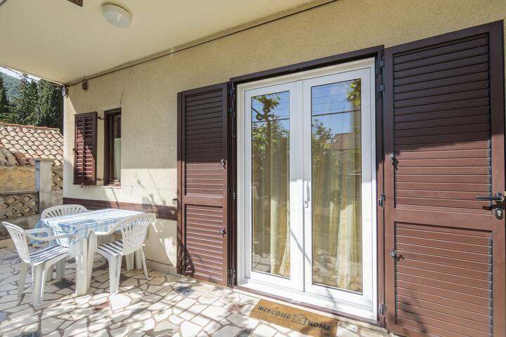 As-2420-a Garçonnière Avec La Terrasse Komiza, - Komiža