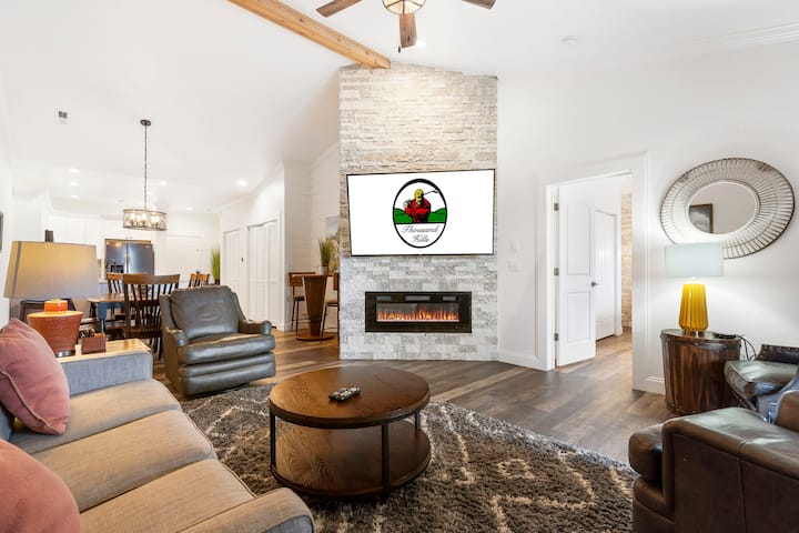 Close To Hwy 76 • Queen Suite • Sleeps 2 - Branson, MO