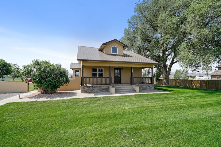 Farmhouse: Luxe Living & Backyard Oasis - Fruita, CO