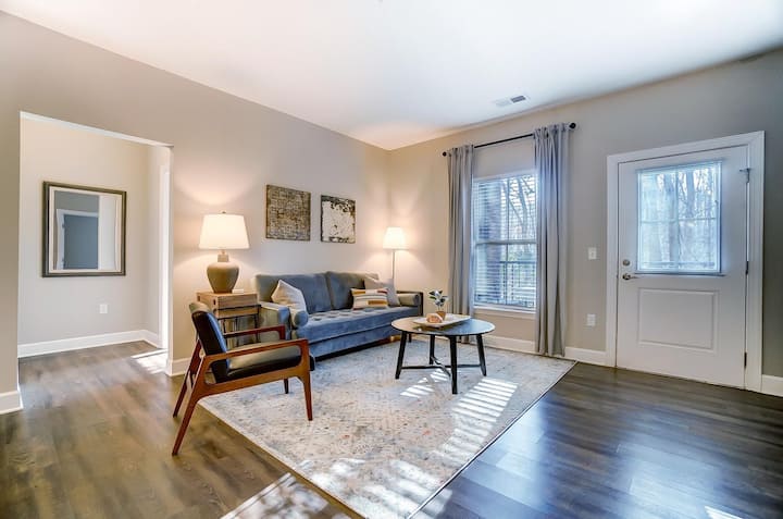 Forest View 2br | Prime Location | Walk-in Shower! - 콜럼버스