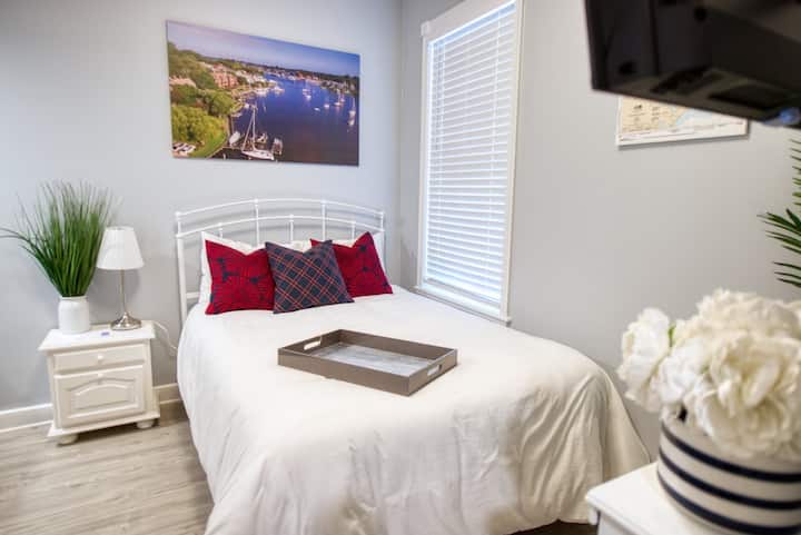 Stay Right On Main Street Annapolis! Private Room With Double Bed And Bath. - Annapolis, MD