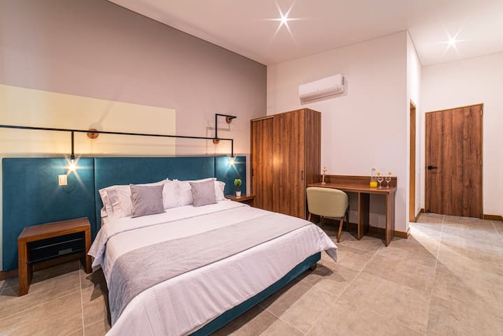 E303 - Top Floor 3-bed With Private Terrace & A/c - Cali