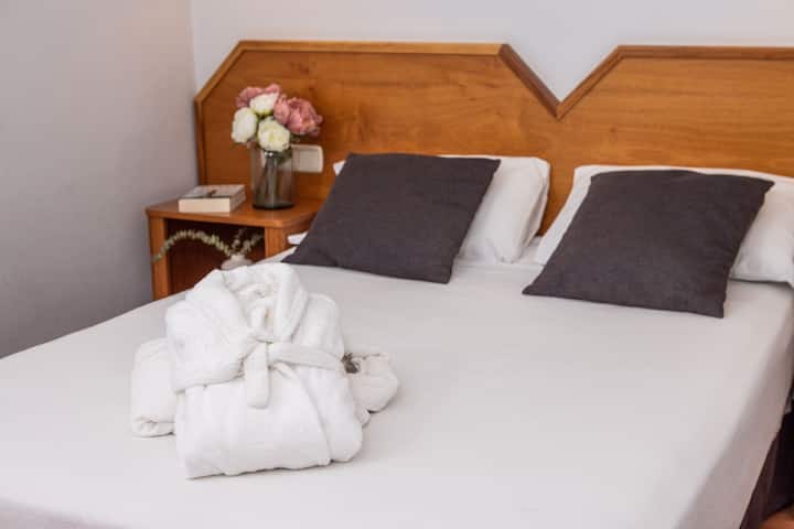 Double Standard - Room Only 2 People - Montmeló