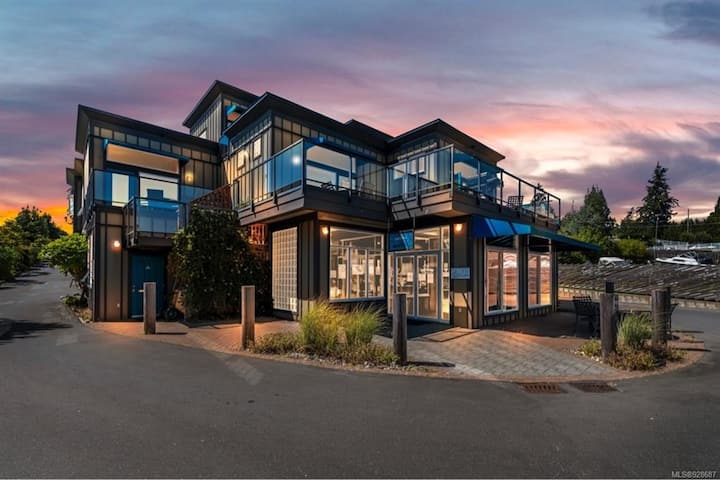 Sooke Oceanview Penthouse - Family Friendly - Sooke