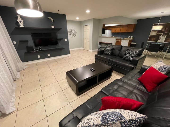 Lux 3br/2ba Condo Near Strip W/pool, Gym, Balcony - Las Vegas