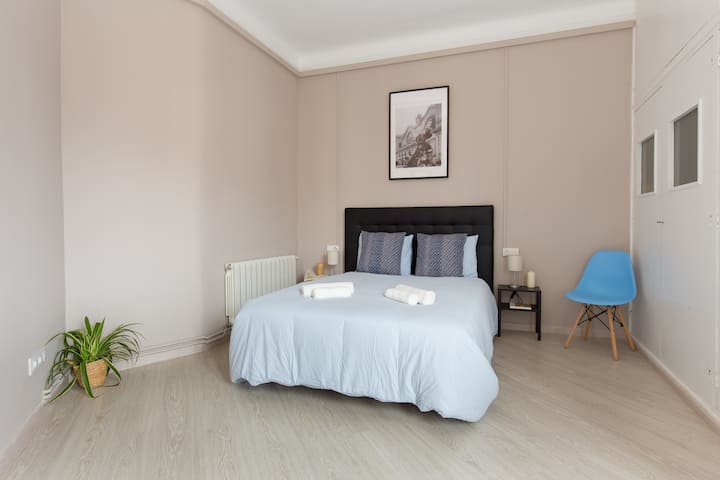 Key Bcn Girona 3.2 (8pax) - Badalona