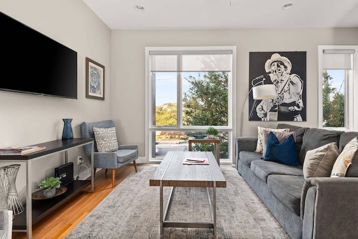 12s ~ Luxury Home ~ 8 Beds ~ 2 Miles Downtown / Broadway ~ Walk To Gulch ~ Private Rooftop ~ Garage - Nashville, TN