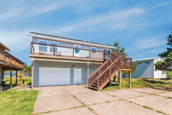 Eagle's Hideaway-comfortable Home On The Airstrip - Pacific City, OR