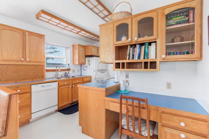 Eagle's Hideaway-comfortable Home On The Airstrip - Cloverdale, OR