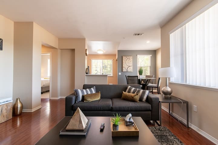 Saints 2bdrm King Suite | Deluxe Living Cali - Santa Clarita, CA