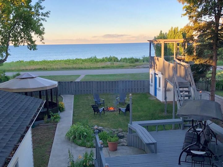Lakefront Haven: 6br Cottage With Hot Tub & Views - Burlington