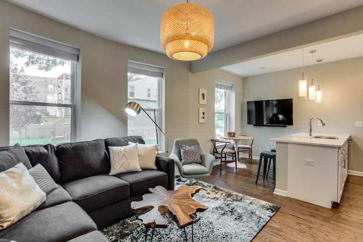 Vibrant & Stylish 4 Bed Condo Near Humboldt Park - West Loop - Chicago