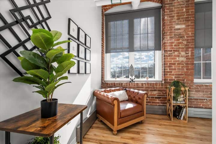Regal Urban Pet Friendly Loft - King Size Bed - Manchester, NH
