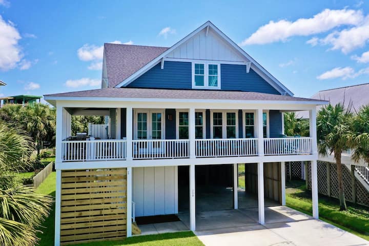 Modern Coastal Retreat W/ Elevator, Large Deck, Water View, Dog Friendly & Big Fenced Yard - Carolina Beach
