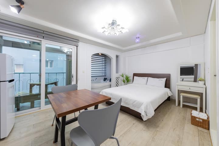 기분까지 바꿔주는 아기자기한 색감의 Heart 4(spa) - Gyeongju-si