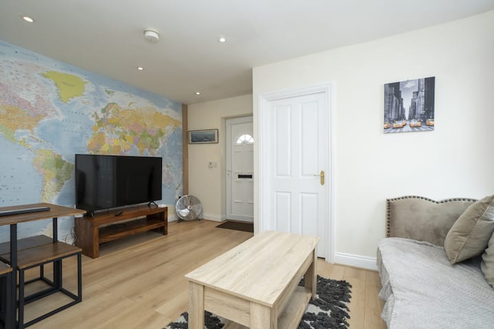 Contemporary 2 Bed Flat In Bristol, Free Parking - Bristol Airport (BRS)