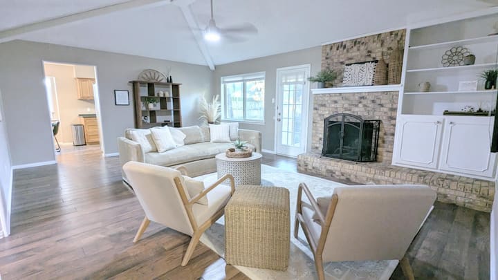 Location! Single Story! +Sunroom - North Richland Hills, TX