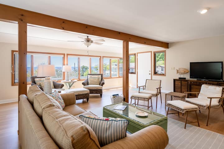 Lake Mi Views | Multi-deck Retreat | Walk To Beach | 3br - Grand Haven, MI