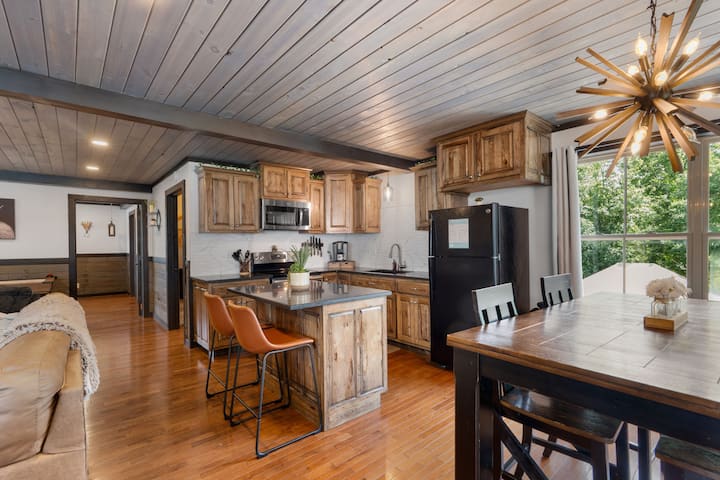 Pool Lodge With Amazing Views! - 야스퍼