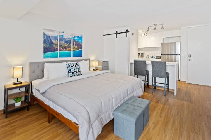 Newly Renovated Spacious Studio! Great Location! - Honolulu