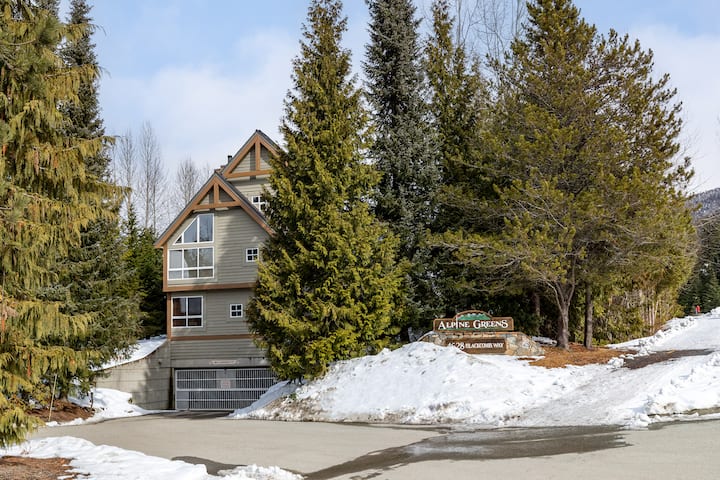 Family Townhome Steps To Shuttle W/ Parking - Whistler