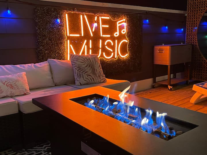 Huge Roof Deck With Games!  10 Mins To Broadway