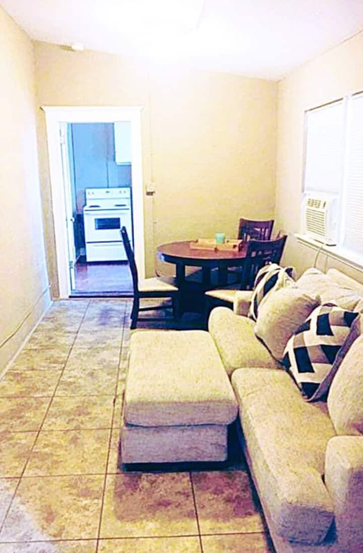 Cozy Hideaway 2 Block Walk To Downtown Hot Springs - Hot Springs, AR