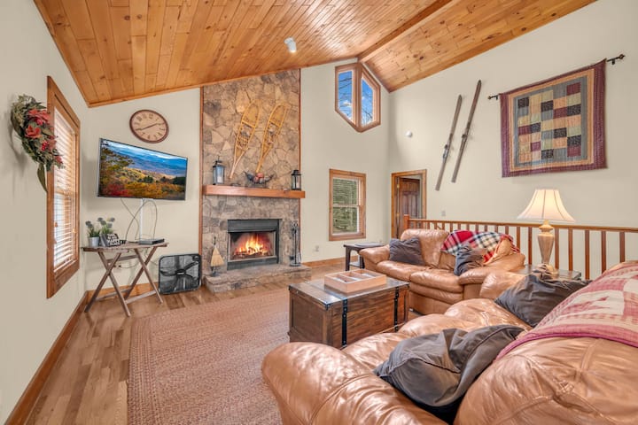 2br Cabin: Walk To App Ski, Hot Tub & Game Room - Boone, NC