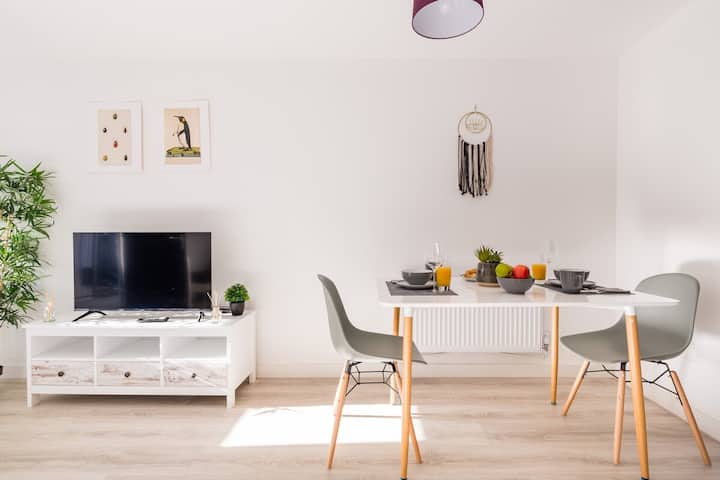 Luxurious City Centre Apartment With Parking - Birkenhead