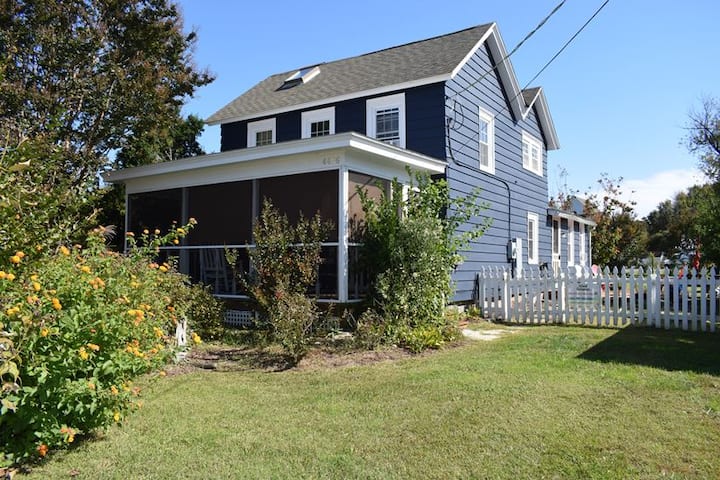 Captain Quarters - Charming Cottage Close To Town - Assateague Beach, VA