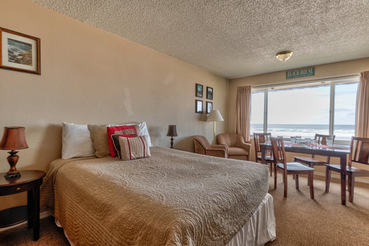 Comfy Second Floor Beachfront Condo - Sleeps 4 - P - Neskowin, OR