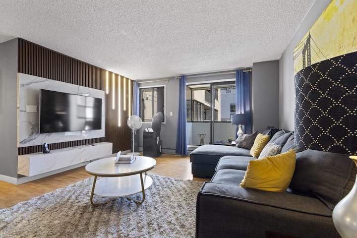 Modern 2-bedroom Next To Stampede +17th W/ Parking - Calgary