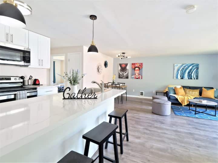Blue Apt. #C |Stylish & Private 2br |North Seattle - Bothell, WA