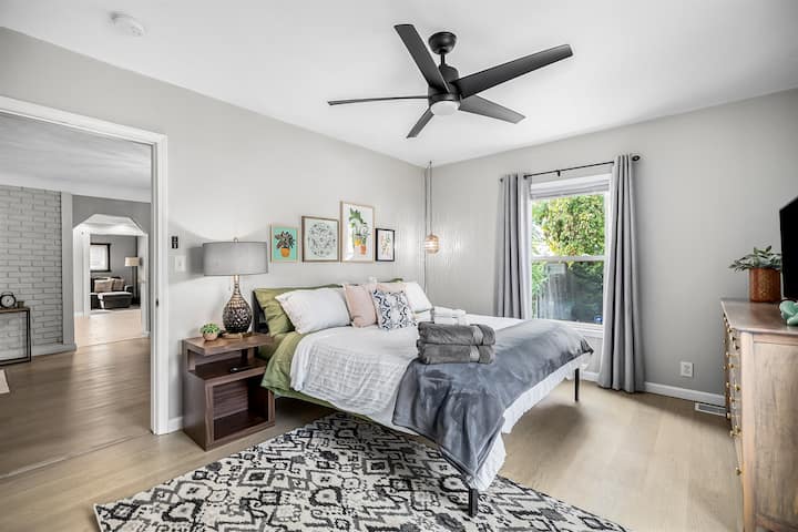 Spacious 3 Bedroom | Sleeps 7 | Central Location - Fraser, MI