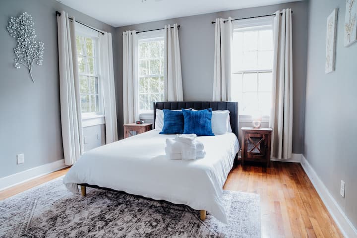 Modern Downtown Retreat | Wifi Included - Alabama Safari Park