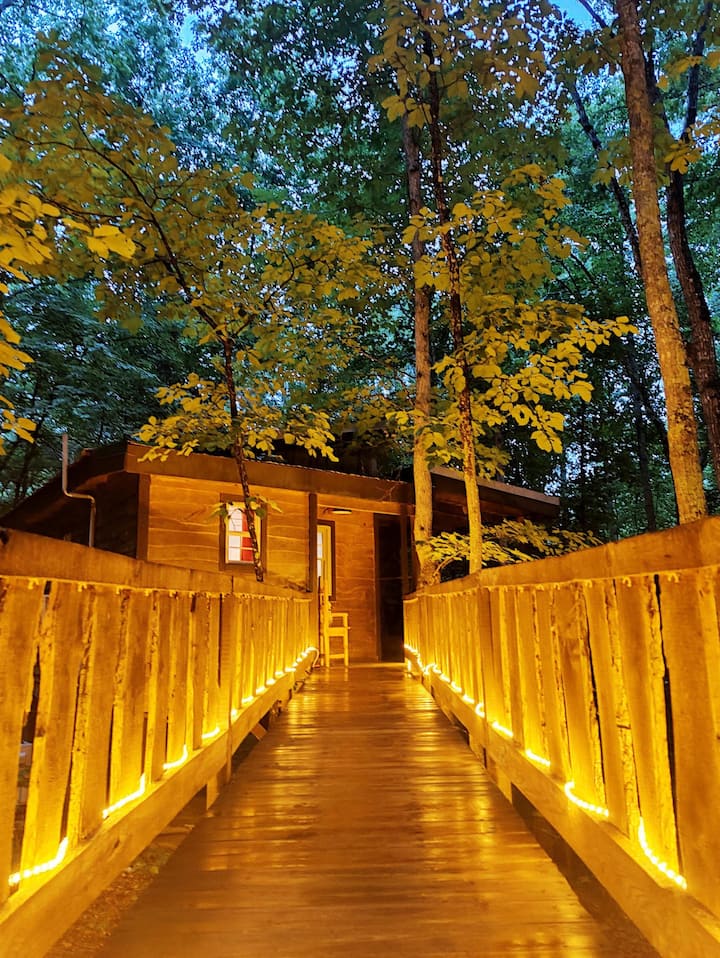 Hummingbird Treehouse Getaway W/ Hot Tub & Firepit - Monteagle, TN