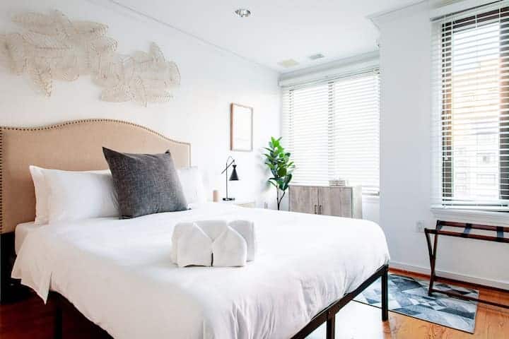 Understated, Elegant And Ideal! / Downtown Designe - Washington, D.C.