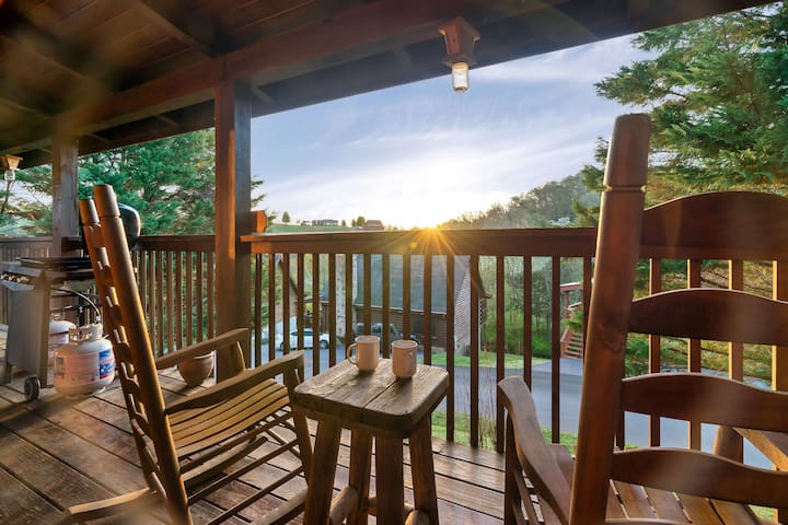 New Listing ★ Hot Tub ★ Arcade ★ 10 Min To Dollywood ★ New Furniture 
30 Min To Great Smoky Mountains Np - Sevierville, TN