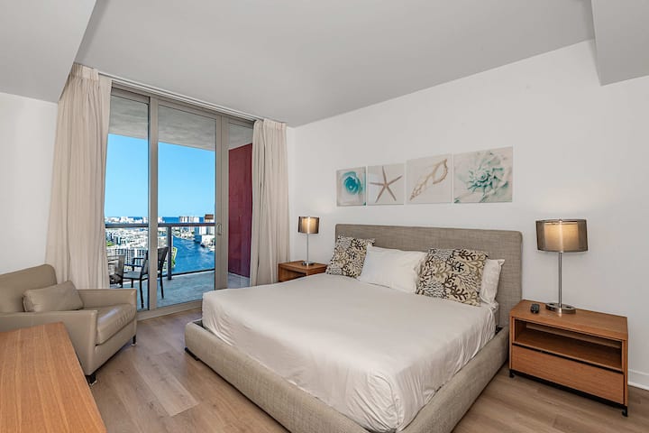 Modern Resort With Amazing Pool - Hallandale Beach, FL