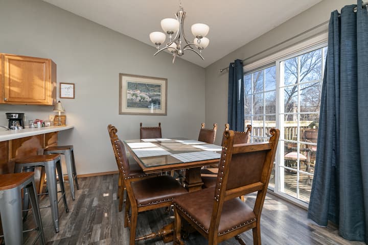Great Location For Work & Play, King Master Suite - 春田市