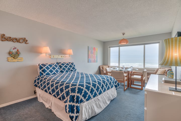 Beachy Second Floor Beachfront Suite With Full Kit - Neskowin, OR