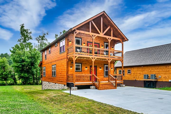 Spacious Pf Cabin. Hot Tub, Game Rm & Creek Views - Pigeon Forge, TN