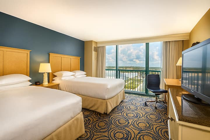 Best Place To Unwind ! 2 Units, Pool & Hot Tub! - Daytona Beach, FL